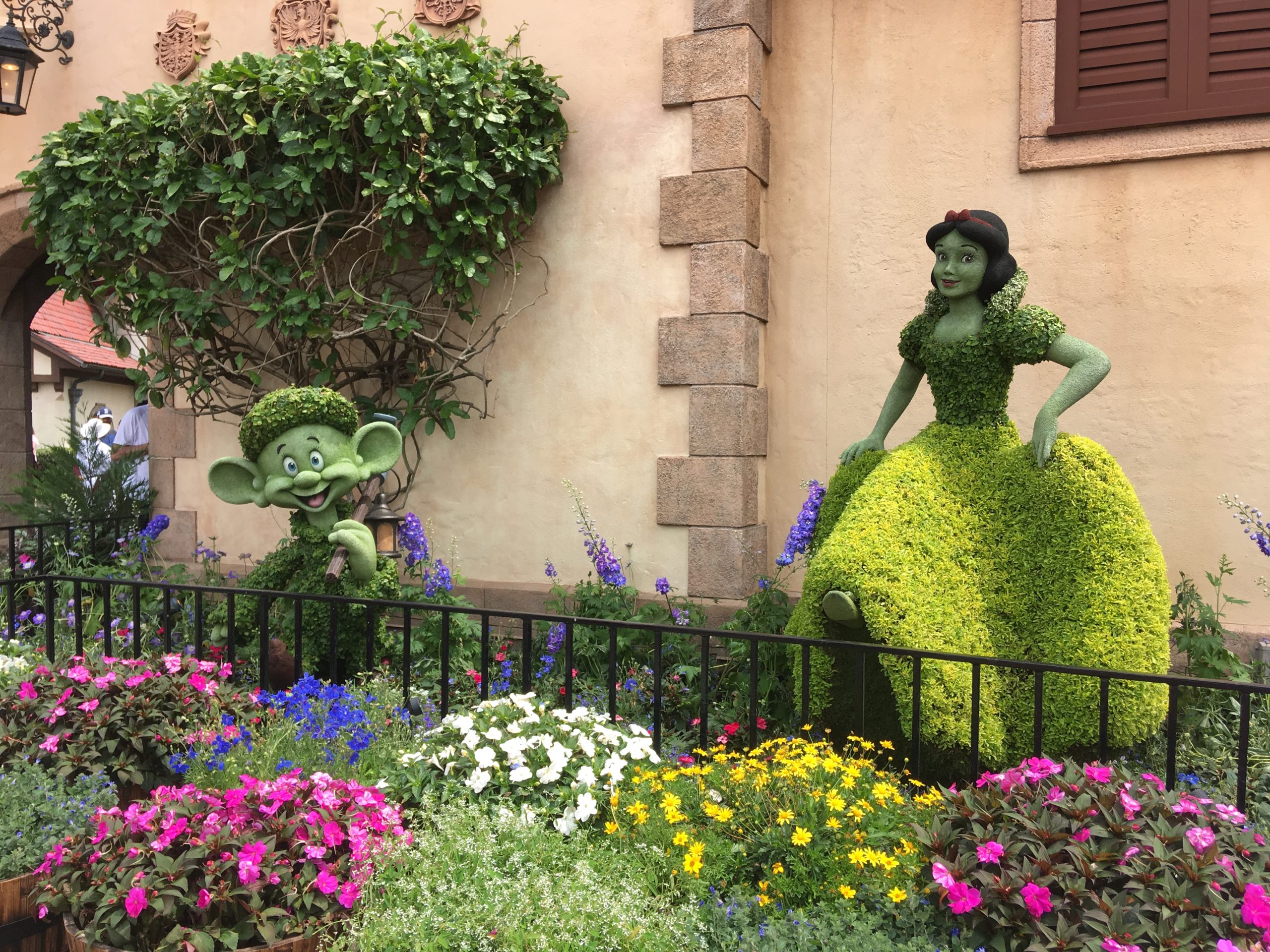 snow-white-flower-and-garden-epcot-topiary | Pirates & Princesses