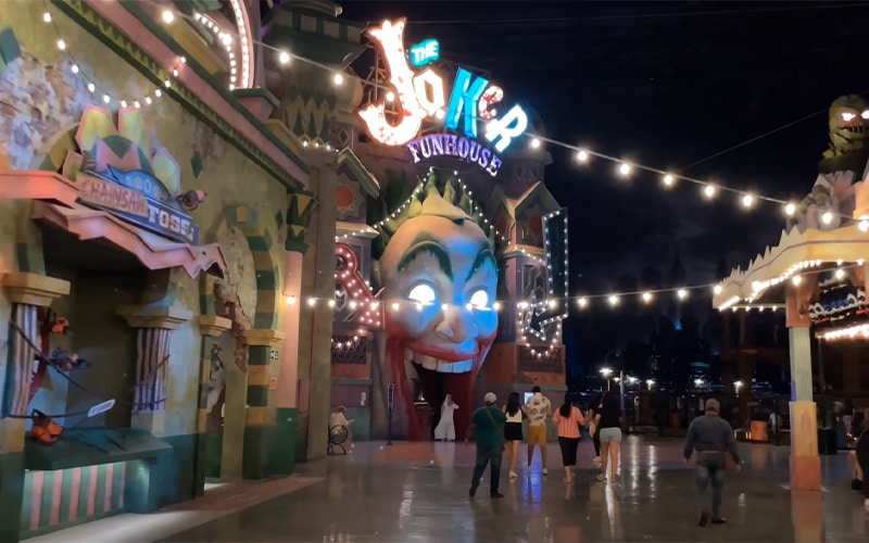 Warner Bros. World Looks Grand, But Also Lifeless