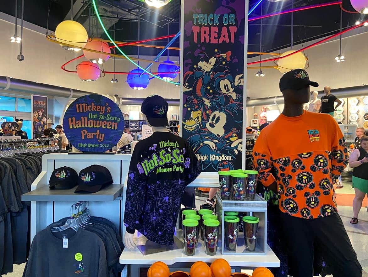 mnsshp-mickeys-not-so-scary-halloween-display-lareinacreole | Pirates ...