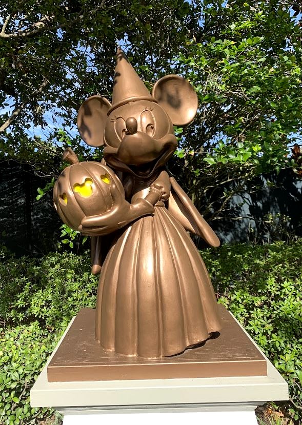 mnsshp-mickeys-not-so-scary-halloween-minnie-statue-2023-lareinacreole ...